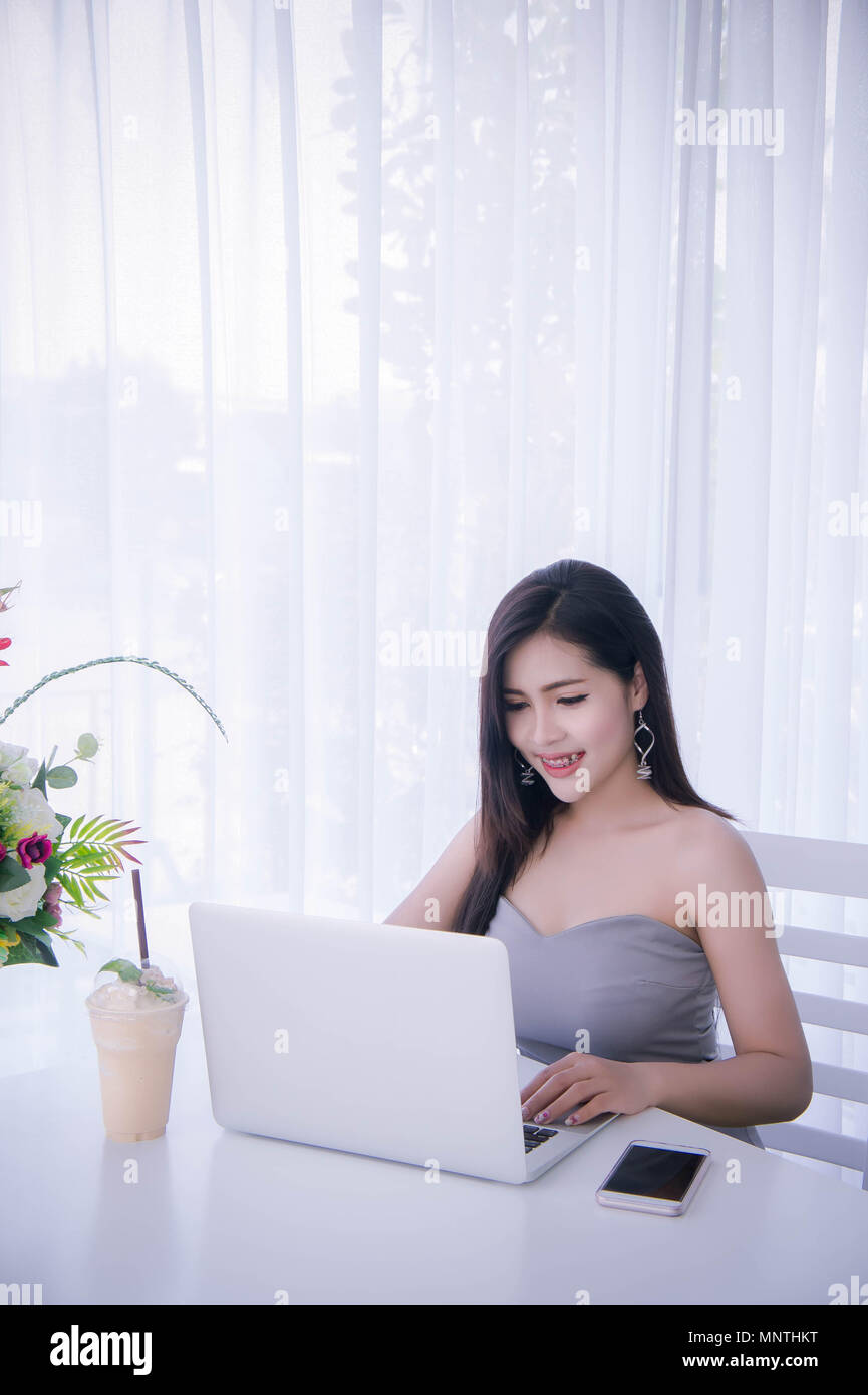 Smart girls hi-res stock photography and images - Alamy