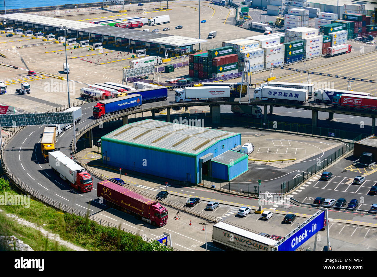 Import and export lorries hi-res stock photography and images - Alamy