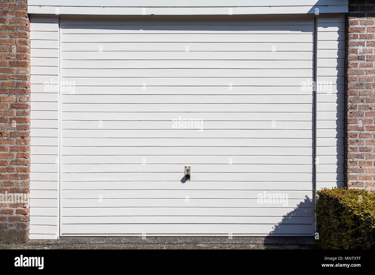 Car driveway house garage door hi-res stock photography and images - Alamy