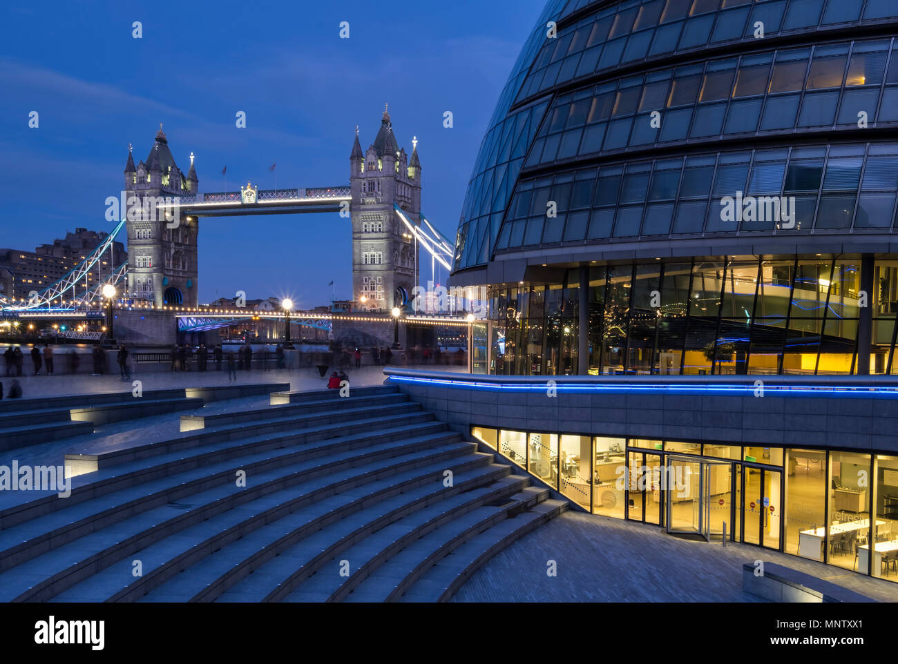 London floodlit by night hi-res stock photography and images - Alamy
