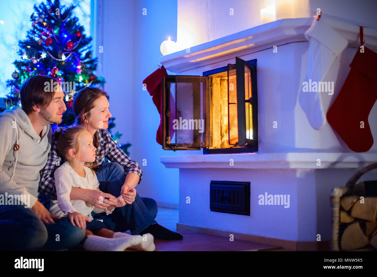 Family and fireplace hi-res stock photography and images - Alamy