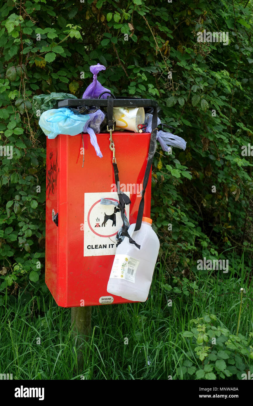 Litter bin over flowing hi-res stock photography and images - Alamy