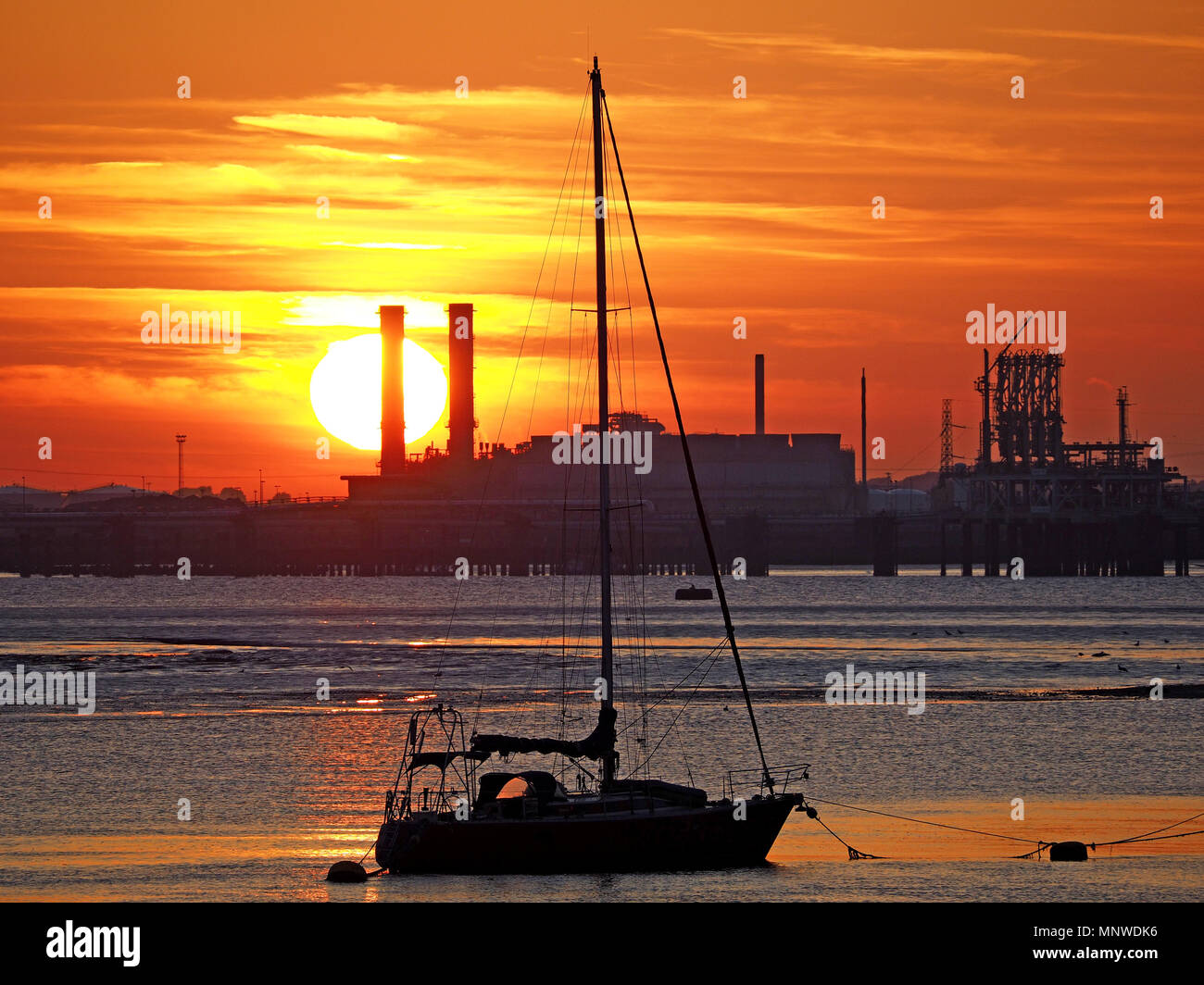 Queenborough, Kent, UK. 19th May, 2018. UK Weather: a golden orangey ...