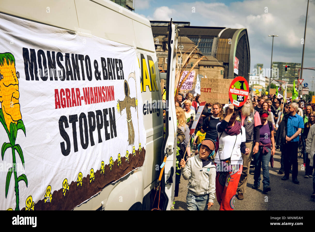 Hamburg, Germany. 19th May 2018. A Van leading the March against ...