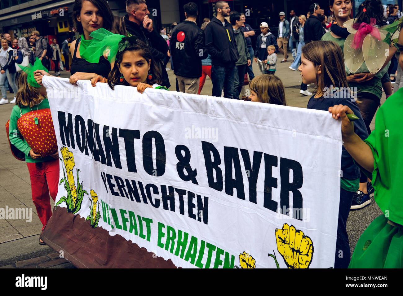 Hamburg, Germany. 19th May 2018. Children holding a banner at the March ...