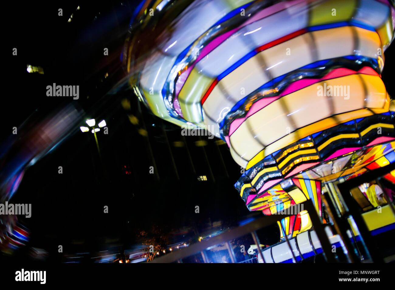 Sao Paulo, Brazil. 19th May, 2018. people have fun on a carousel that ...