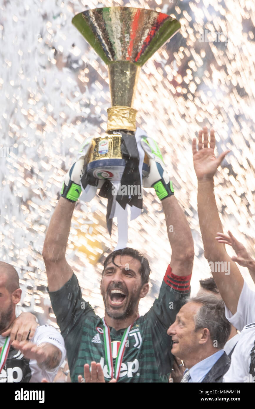 Gianluigi Buffon of Juventus Lift the trophy of 36 League title during ...