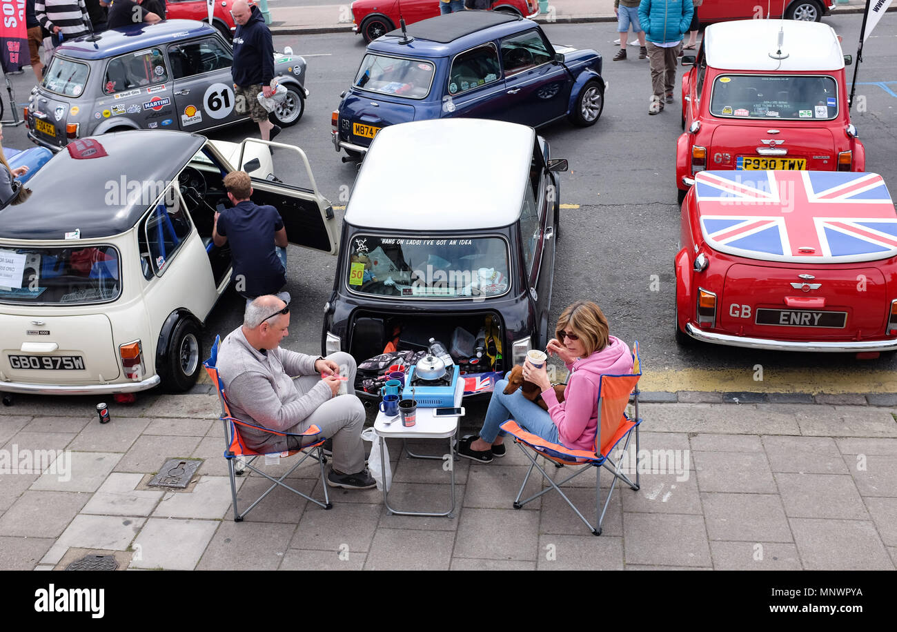 Brighton, UK. 20th May 2018. Time for a cuppa on Brighton seafront as ...