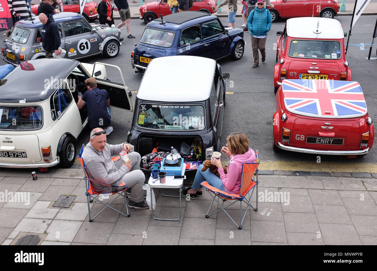 Brighton, UK. 20th May 2018. Time for a cuppa on Brighton seafront as ...
