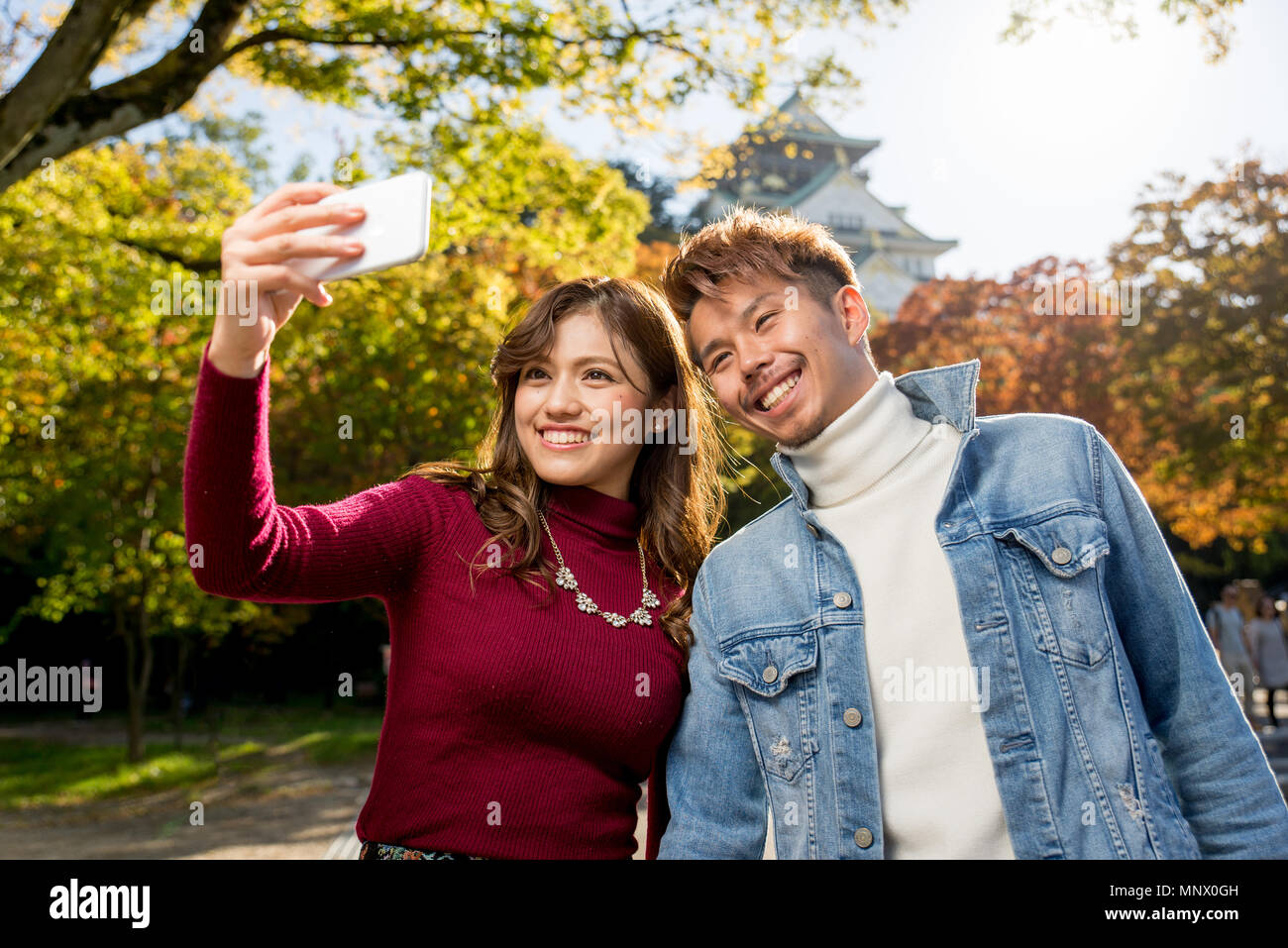 Tokyo phone couple hi-res stock photography and images - Alamy