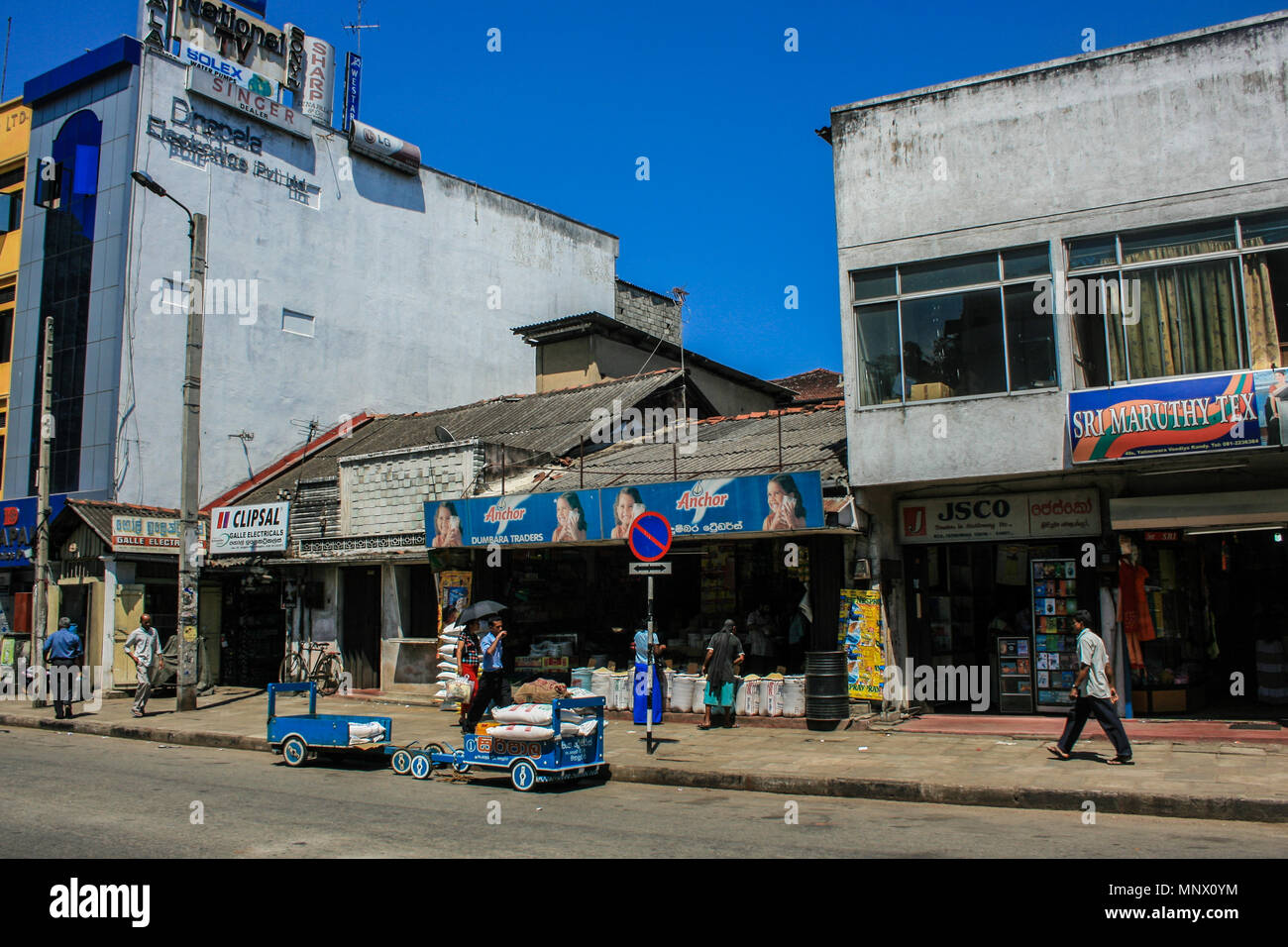Kandy colombo street hi-res stock photography and images - Alamy