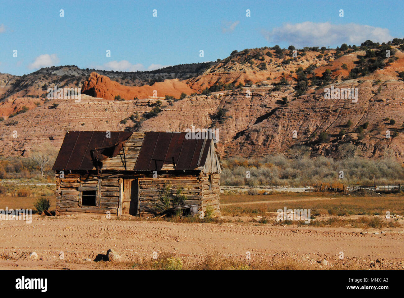 Ruined log cabin hi-res stock photography and images - Alamy