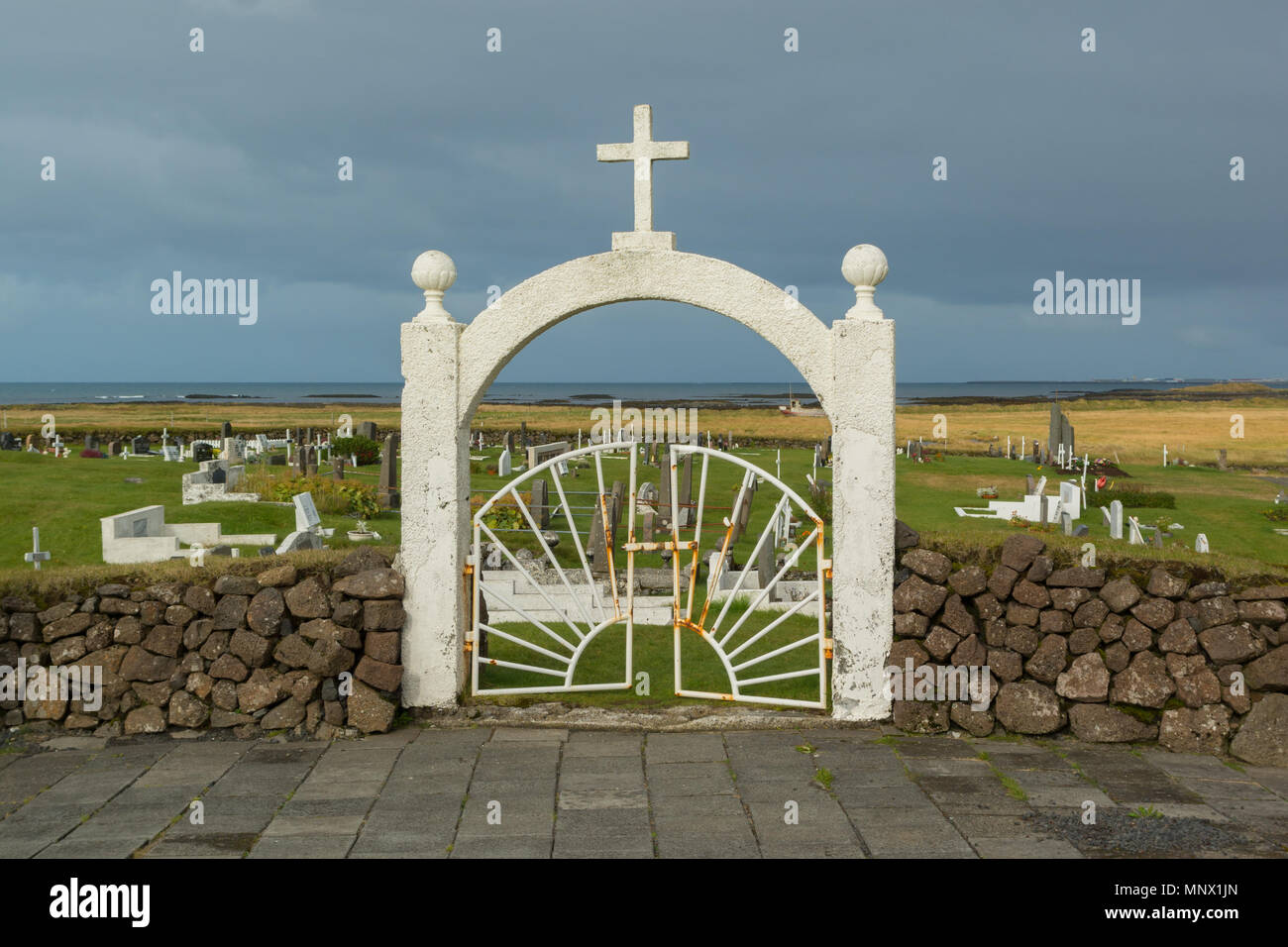 Graveyard entrance cross hi-res stock photography and images - Alamy
