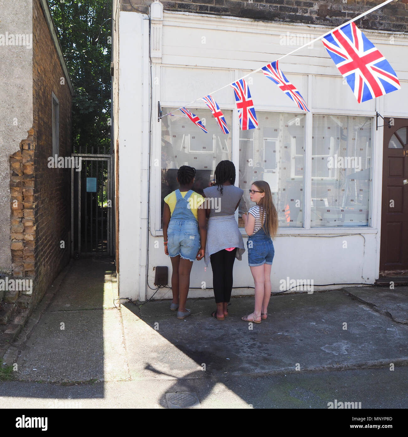 Children watching tv through a shop window Stock Photo - Alamy