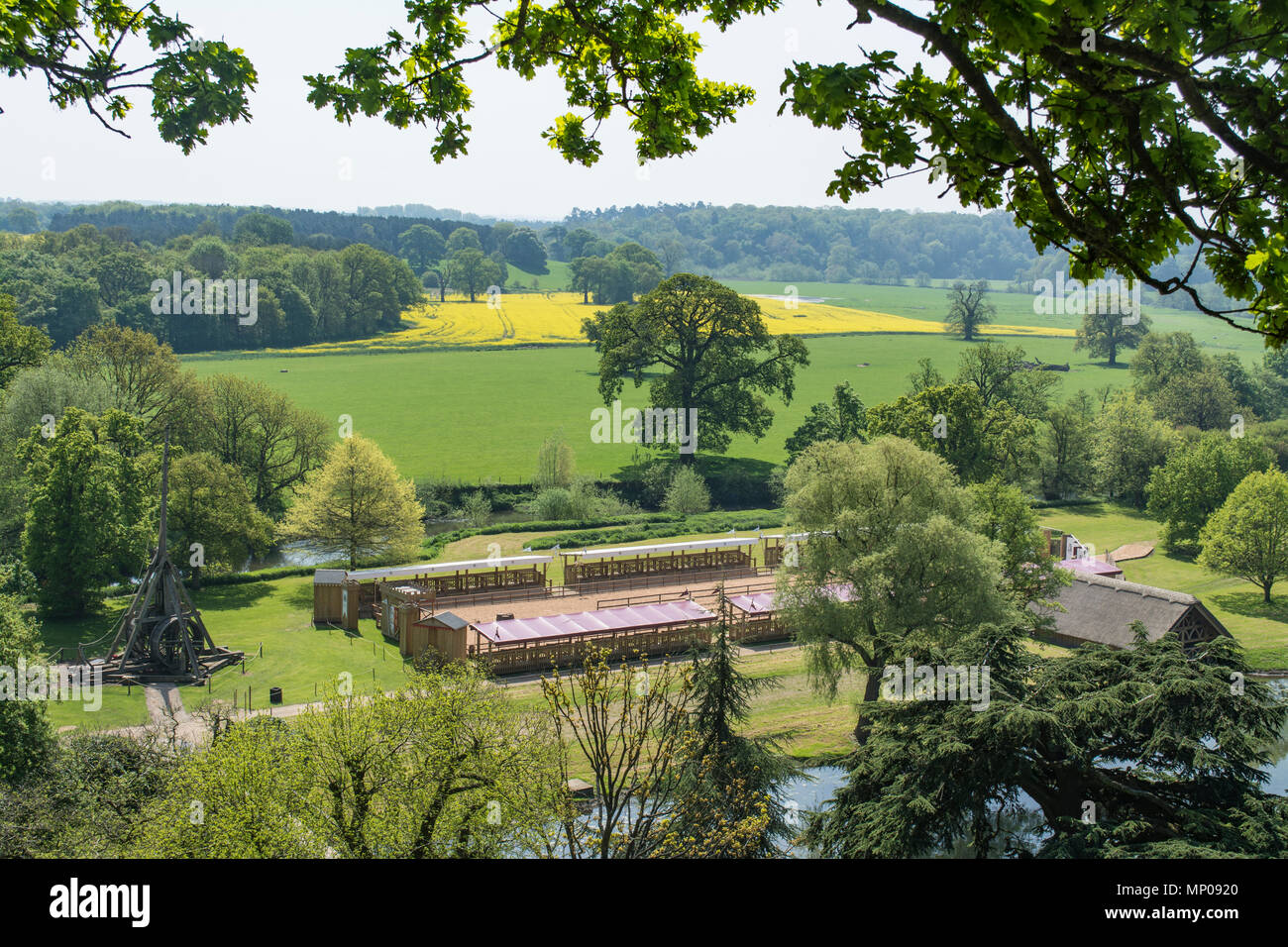 Trebuchet and War of the Roses battle arena at Warwick Castle Stock ...