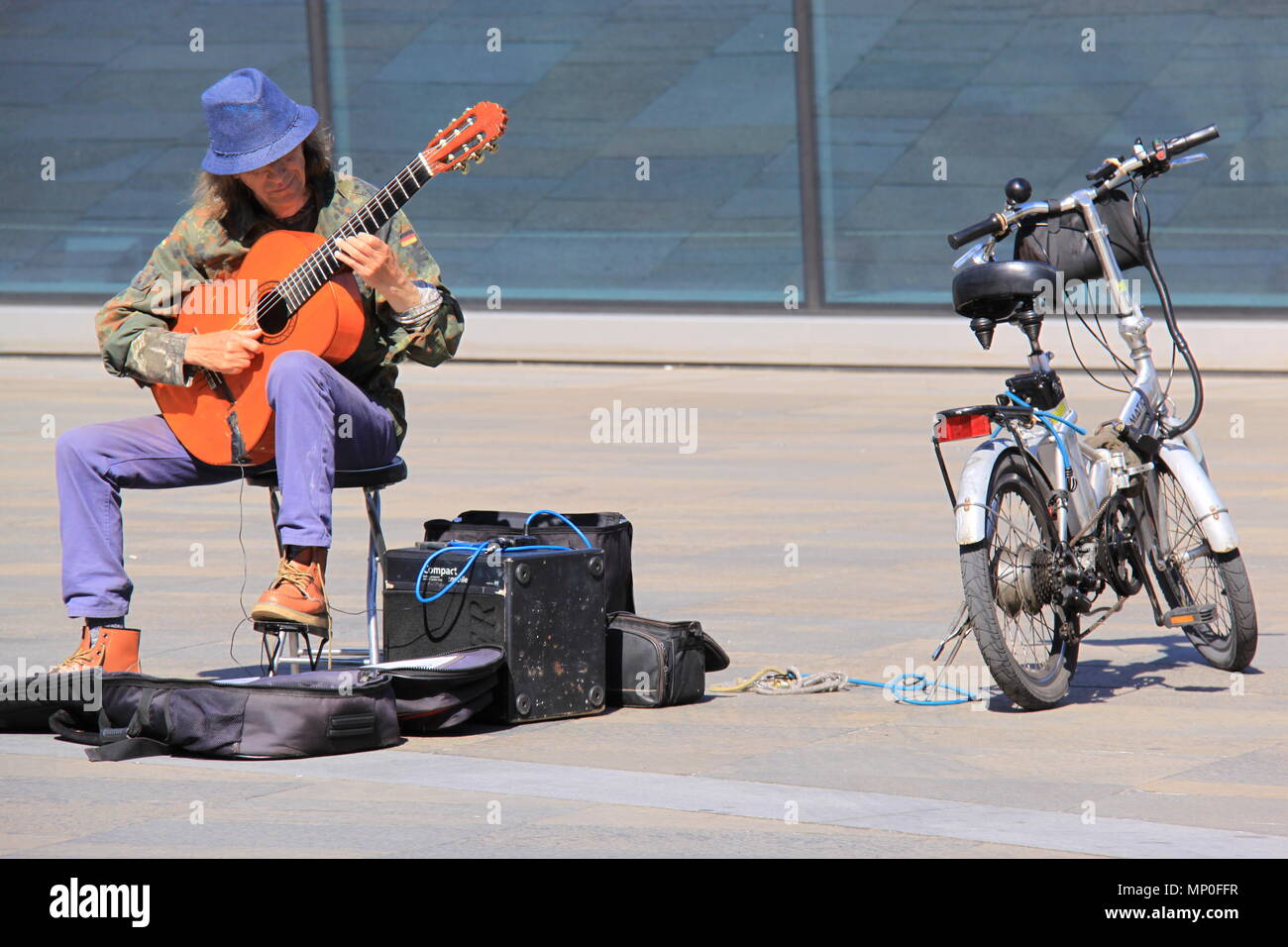 Man busking guitar london england hi-res stock photography and images ...