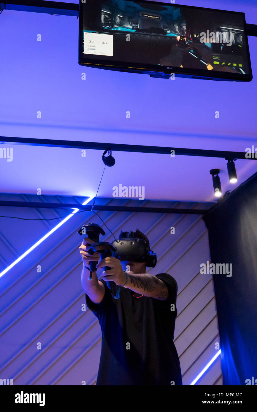 Virtual fight hi-res stock photography and images - Alamy