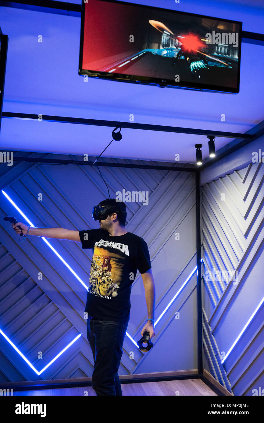 Virtual fight hi-res stock photography and images - Alamy