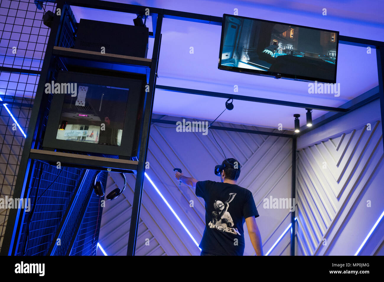 Virtual fight hi-res stock photography and images - Alamy