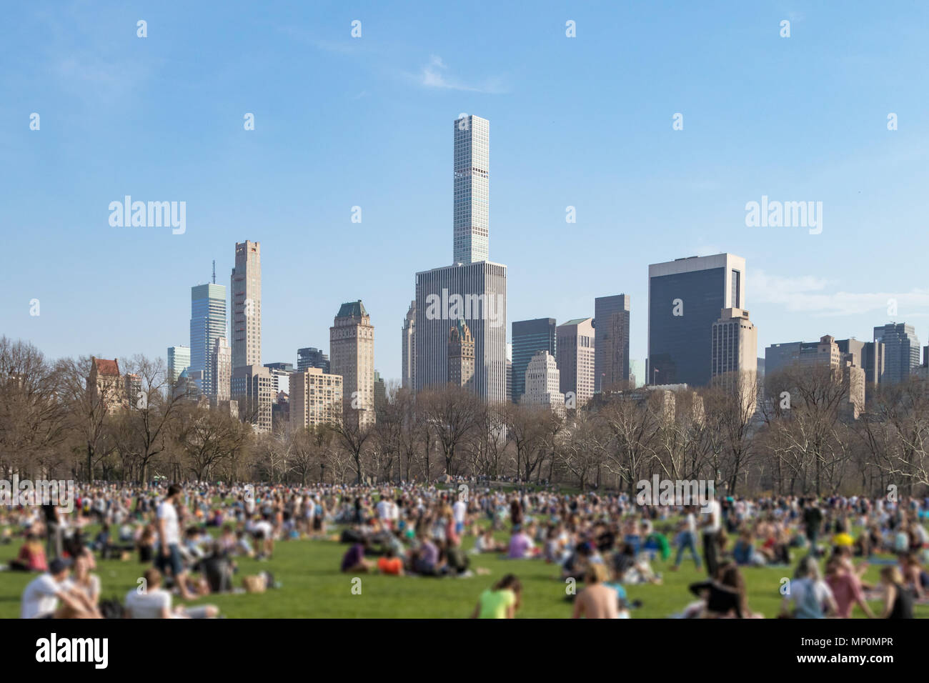 Crowded park sunny day hi-res stock photography and images - Alamy