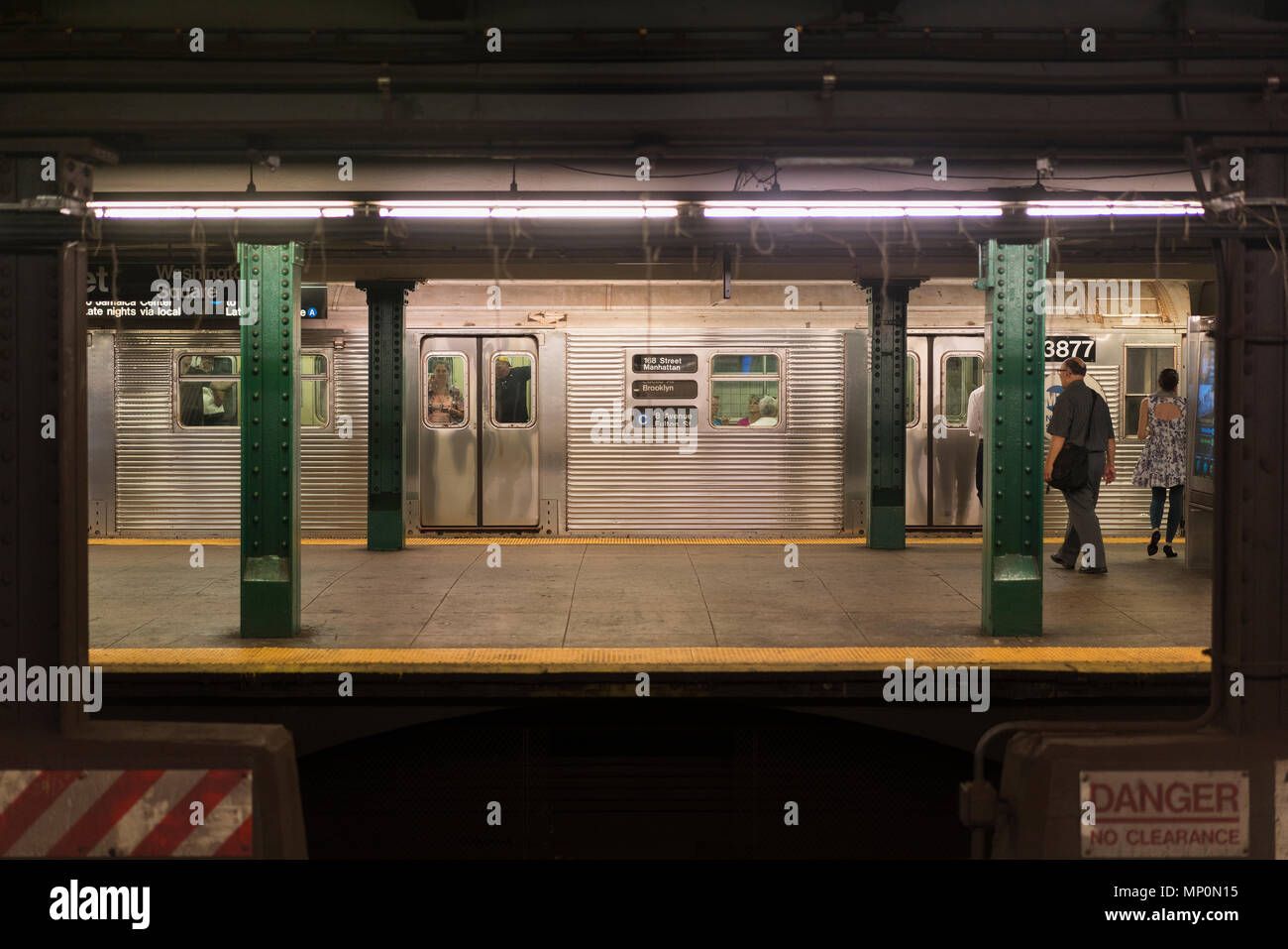 Stopped subway hi-res stock photography and images - Alamy