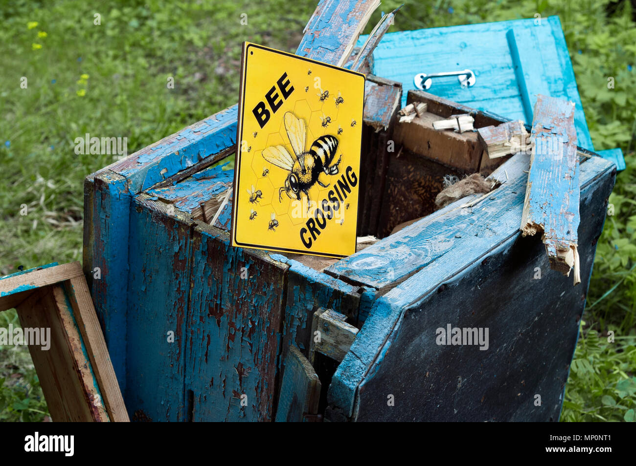 Warning Sign Bees Stock Photos & Warning Sign Bees Stock Images - Alamy