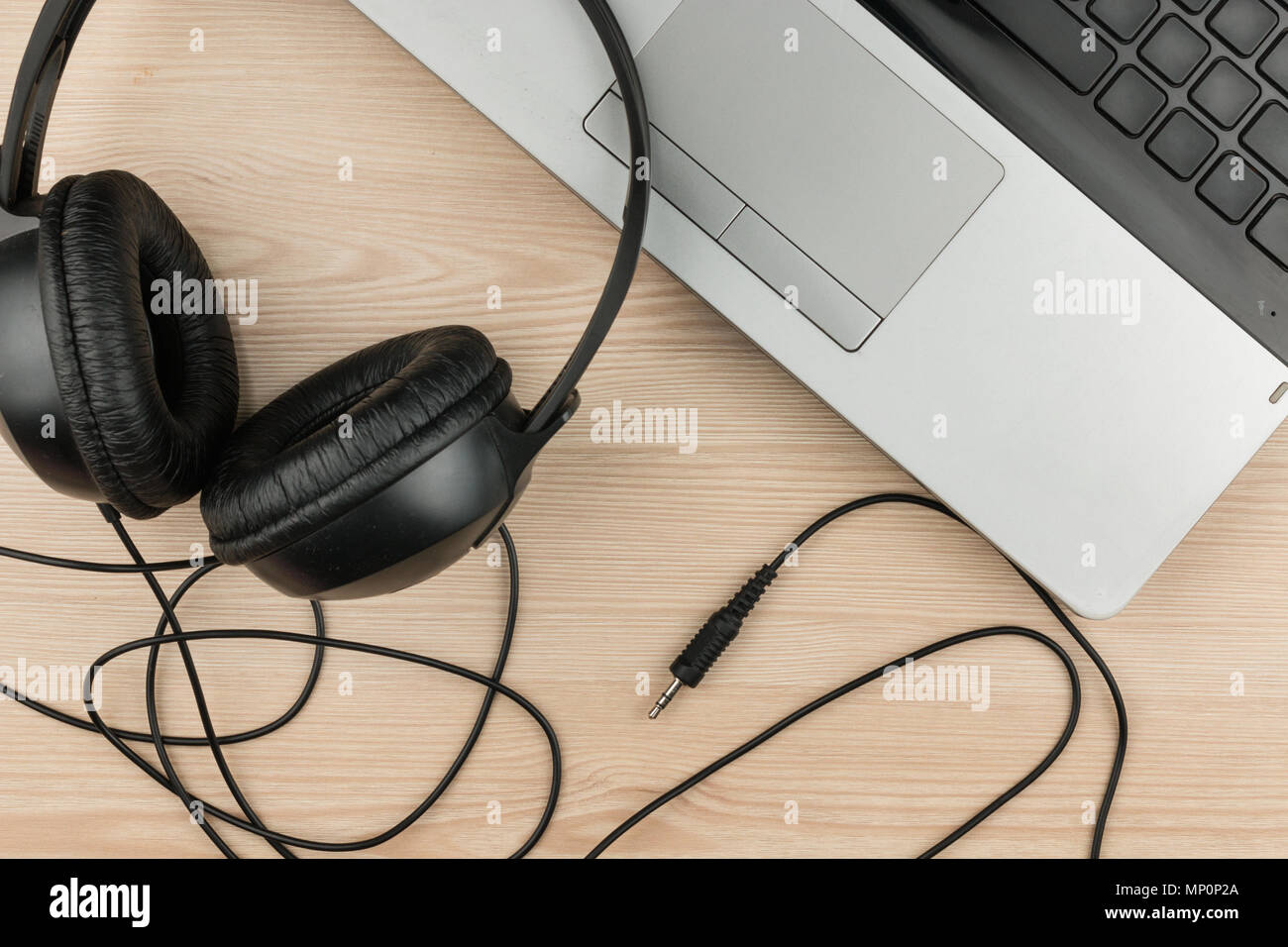 Black headphone hi-res stock photography and images - Alamy