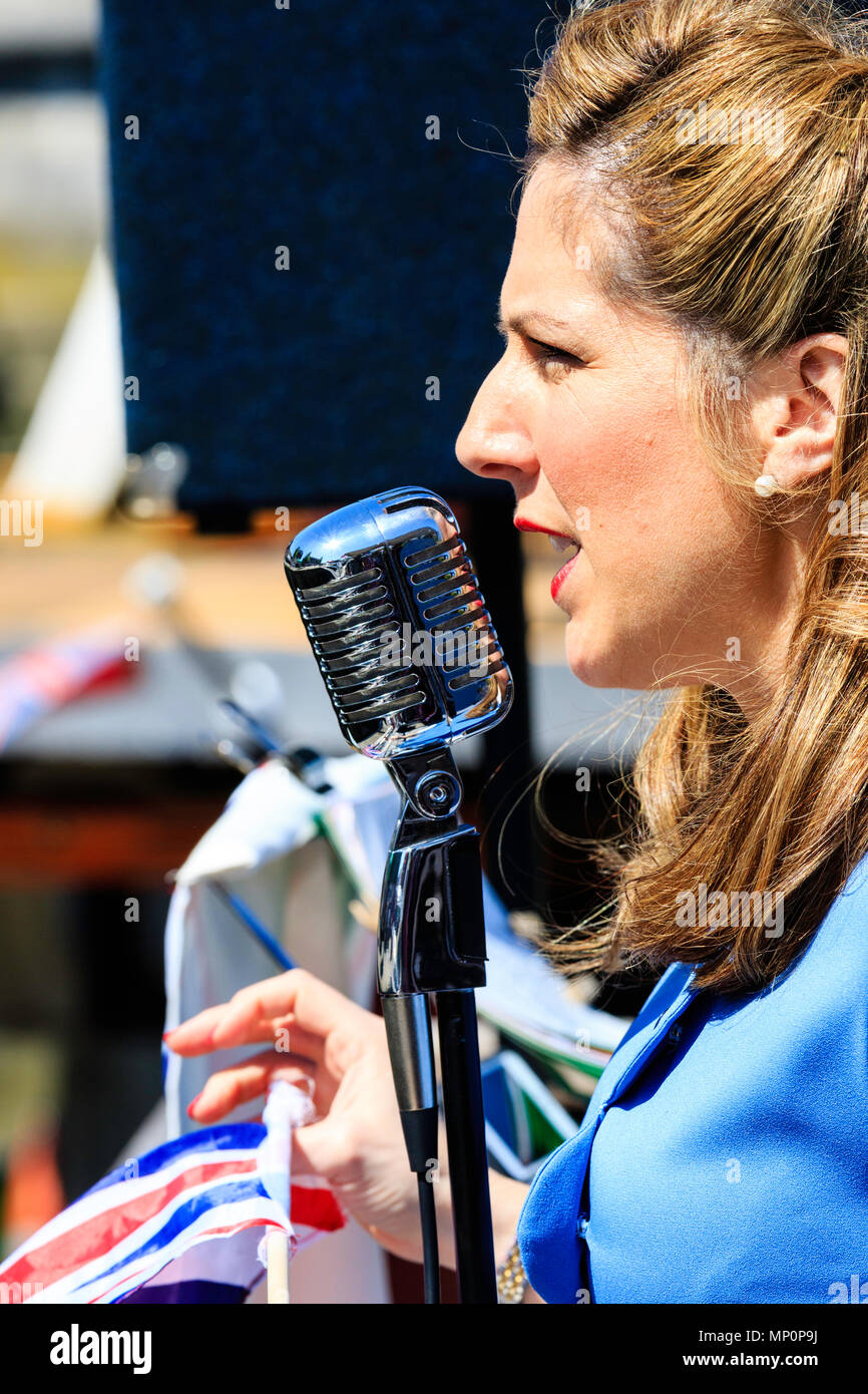 Microphone 40s hi-res stock photography and images - Alamy