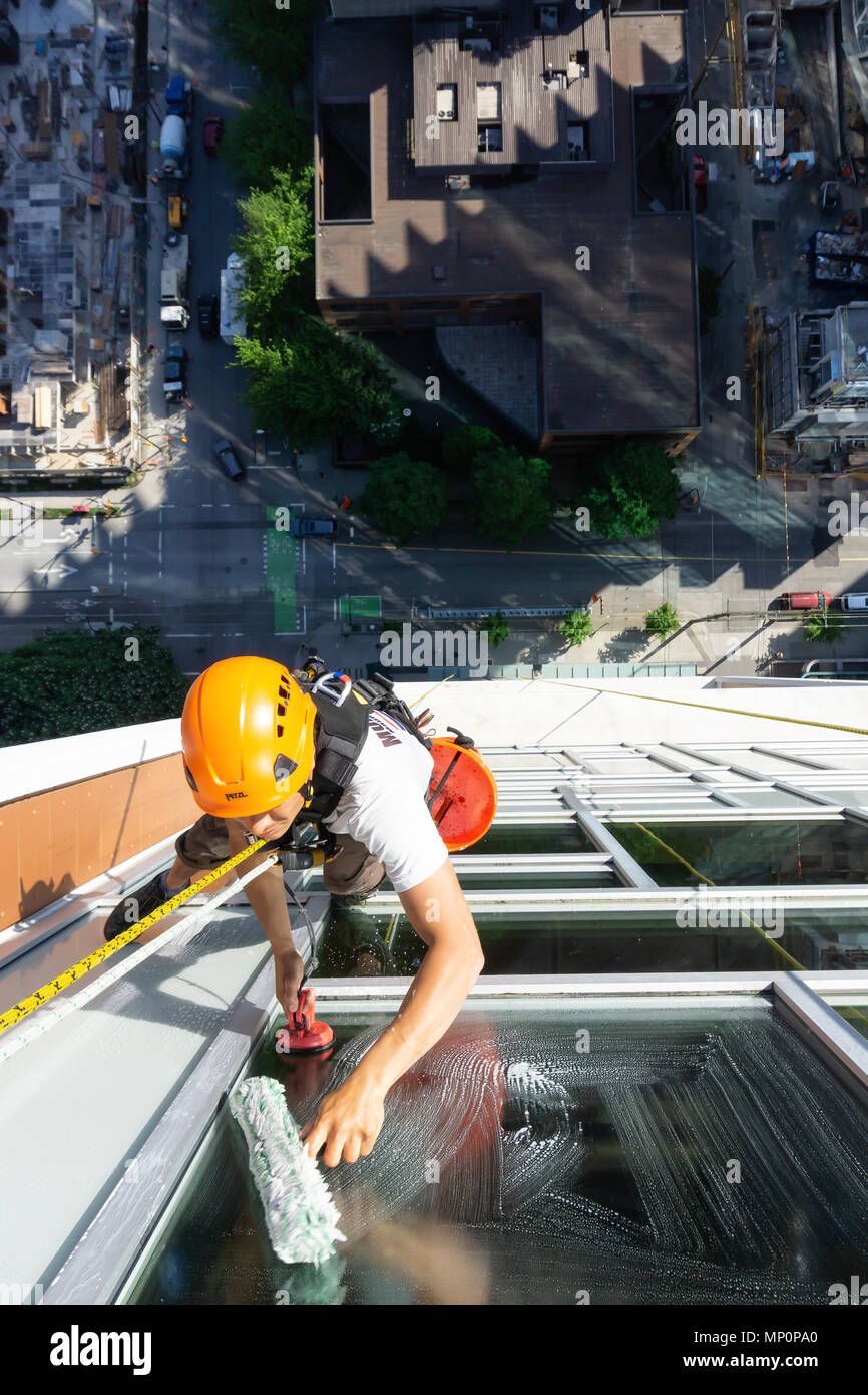 Rope access window cleaning hi-res stock photography and images - Alamy
