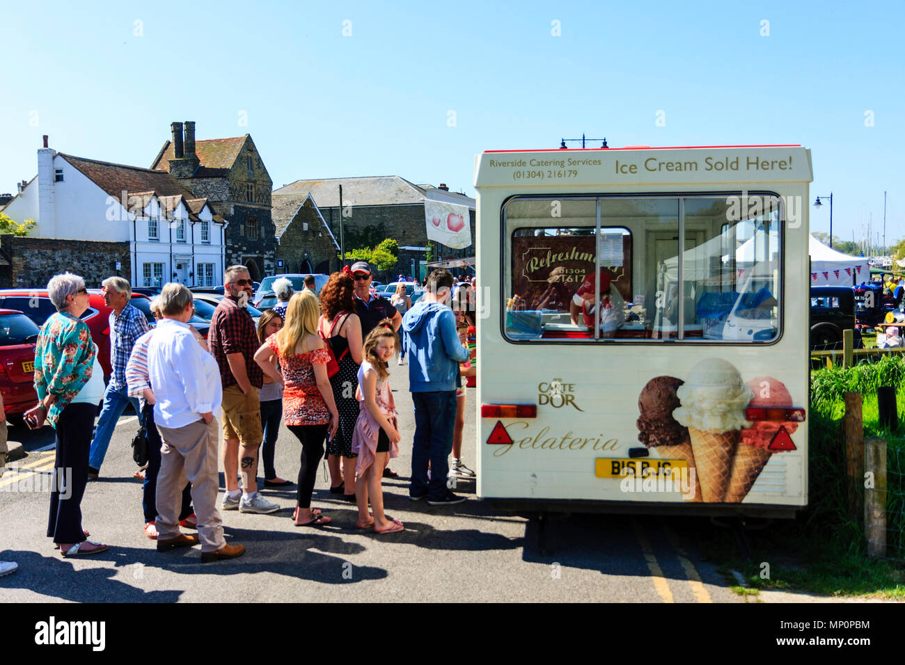 Queues of people hi-res stock photography and images - Alamy