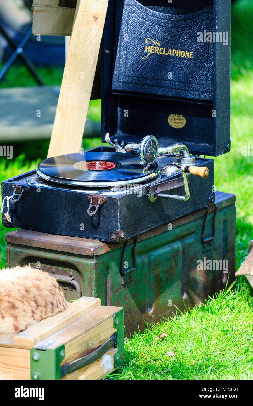 Record player 1940s hi-res stock photography and images - Alamy