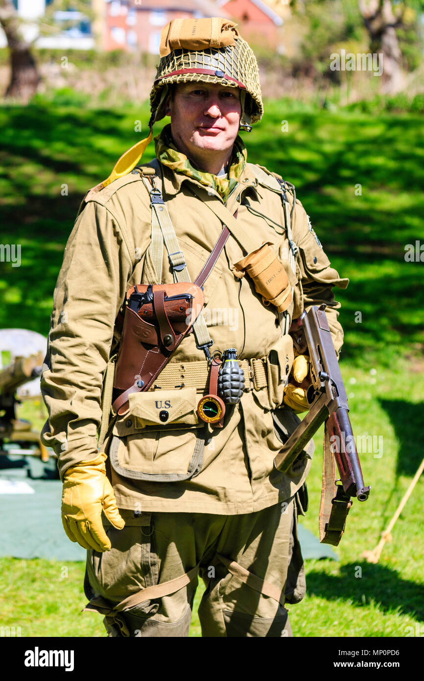 2 American Soldiers In Battle World War Two Wallpaper