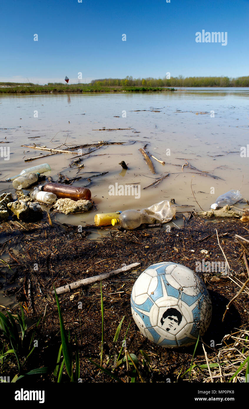 S.Nazzaro (Pc),Italy, plastic's pollution in the river Po Stock Photo ...