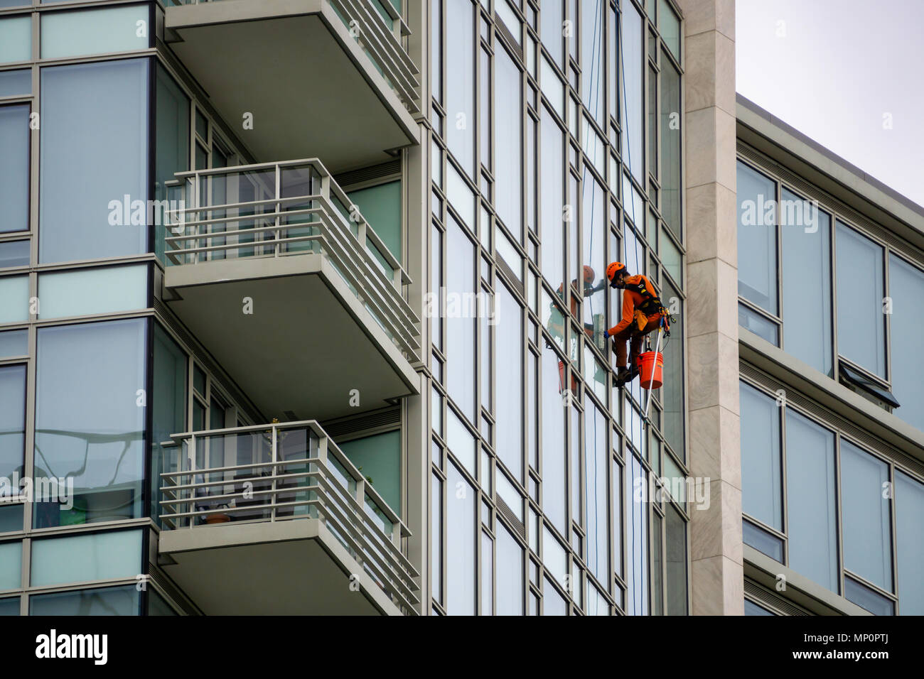 High rise window cleaner hi-res stock photography and images - Alamy