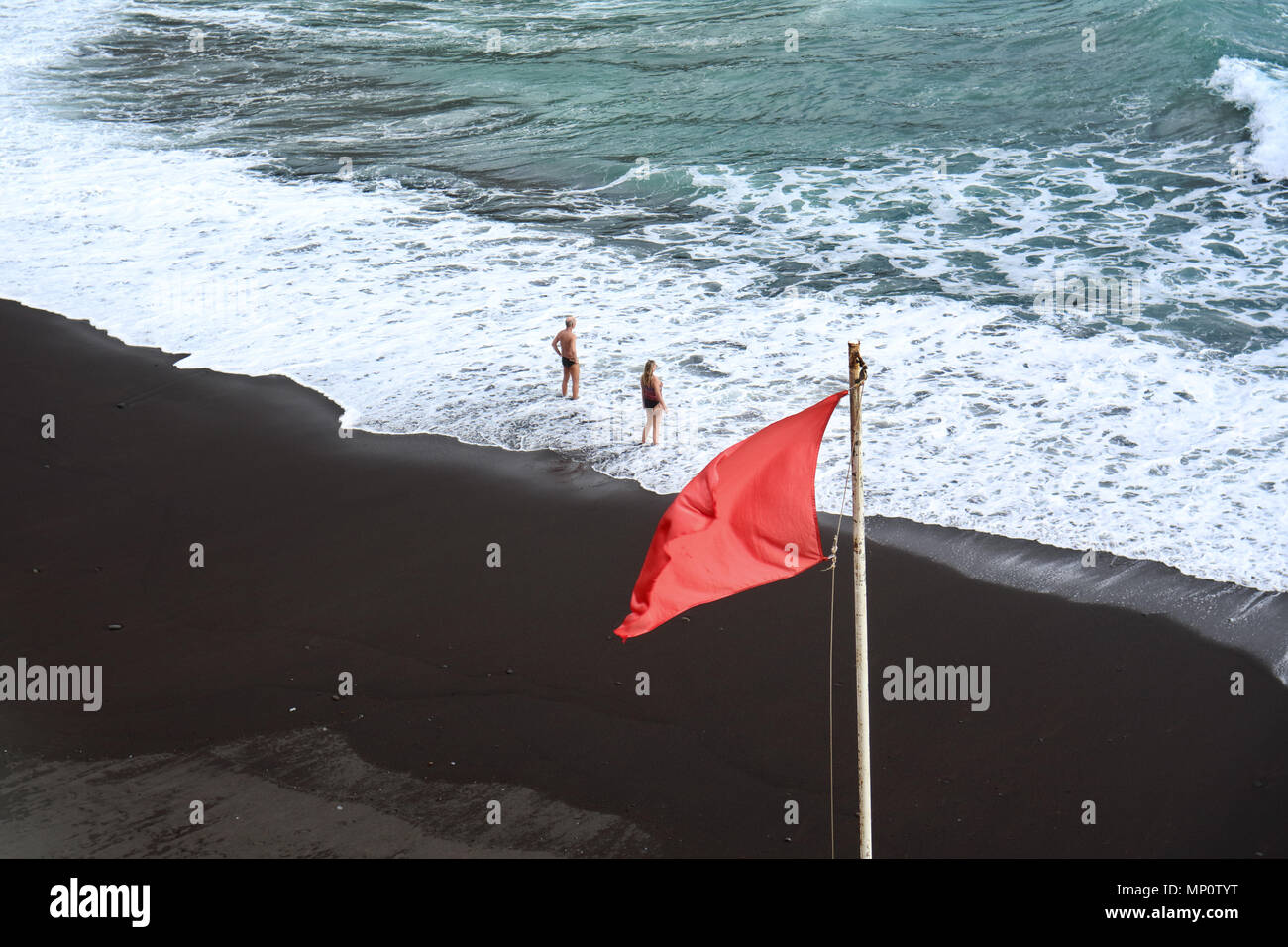 Red flag ocean hi-res stock photography and images - Alamy