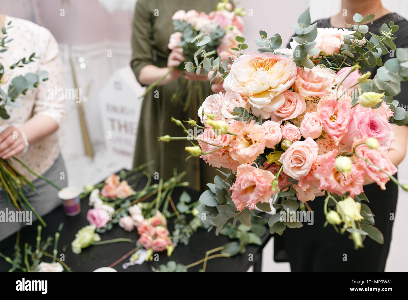Master class on making bouquets. Spring bouquet. Learning flower ...
