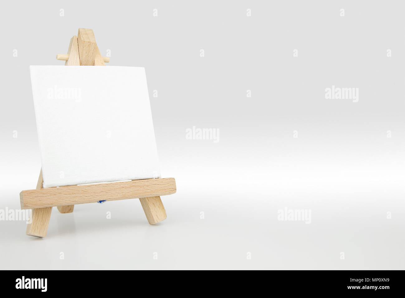 Mini canvas and easel hi-res stock photography and images - Alamy