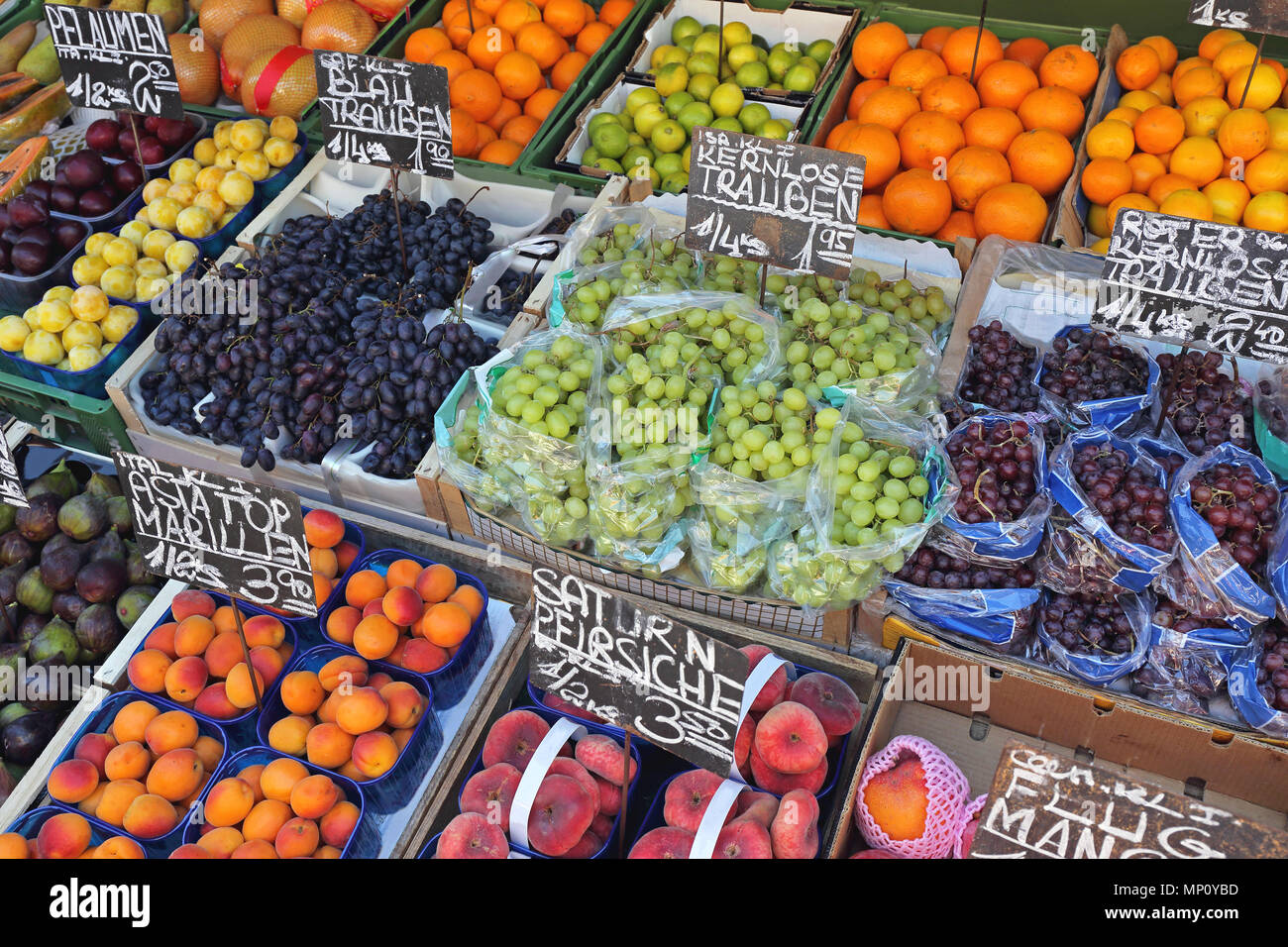 Fresh fruits in crates hi-res stock photography and images - Alamy