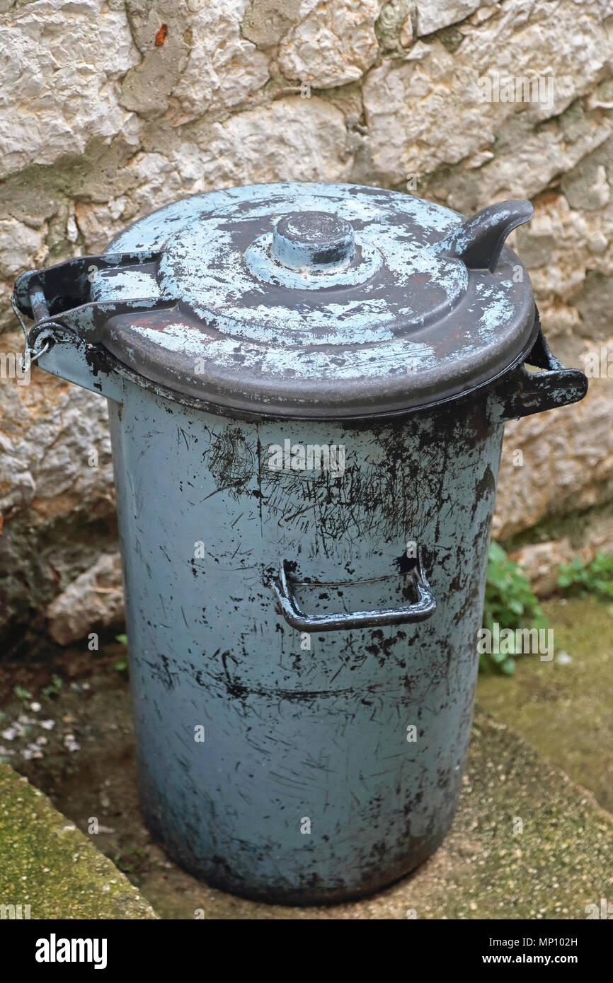 Traditional Retro Style Metal Dust Bin Stock Photo - Alamy