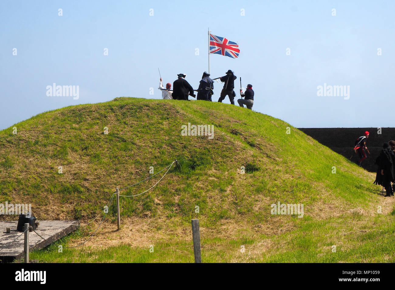 British soldiers defend British flag on a hill Stock Photo - Alamy