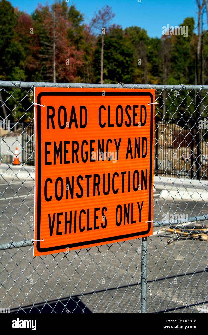 Orange detour sign hi-res stock photography and images - Alamy