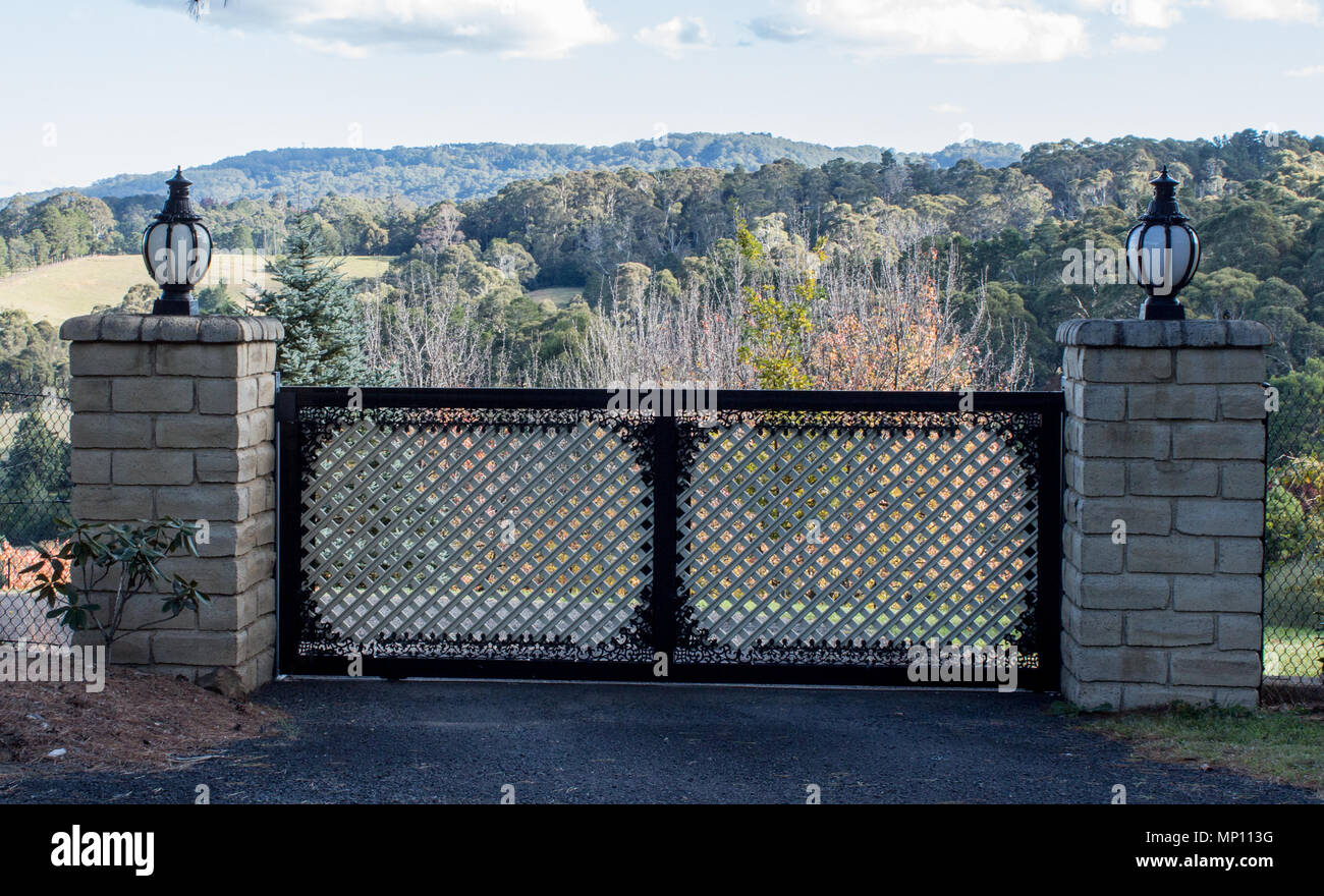 Rock Brick Driveway Gate Fence Driveway Gates Stock Illustrations