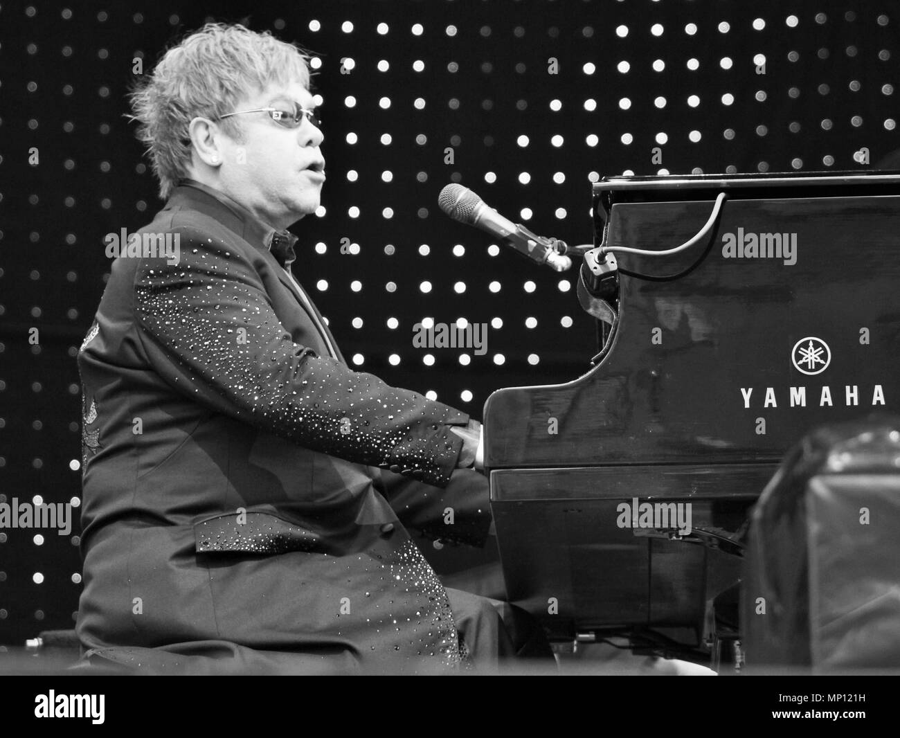 Elton john 1970s hi-res stock photography and images - Alamy