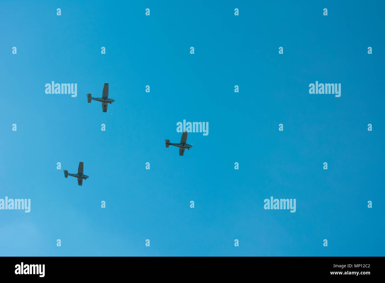 Aircraft flying v formation hi-res stock photography and images - Alamy