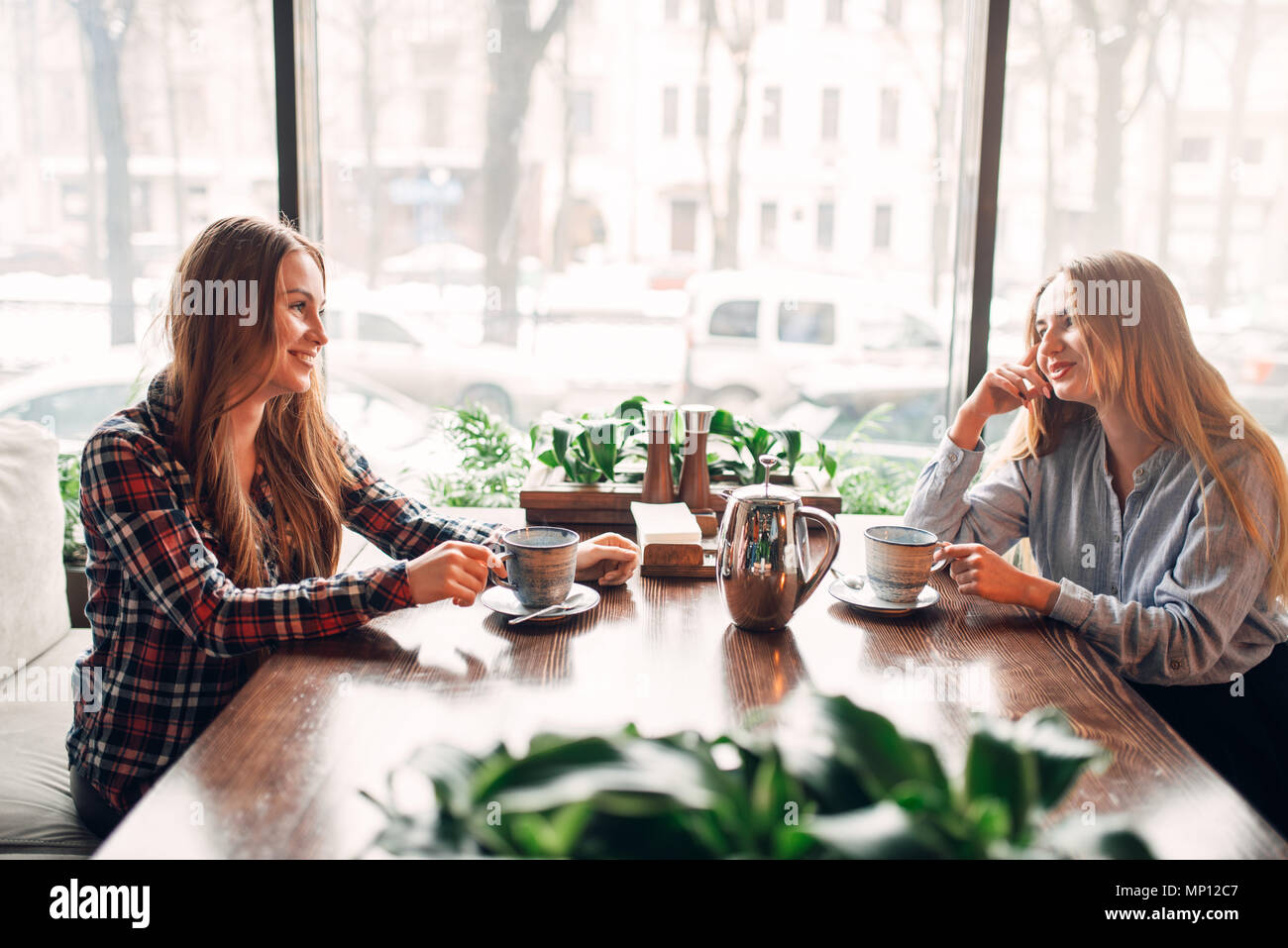 Girlfriends in coffee gossip hi-res stock photography and images - Alamy