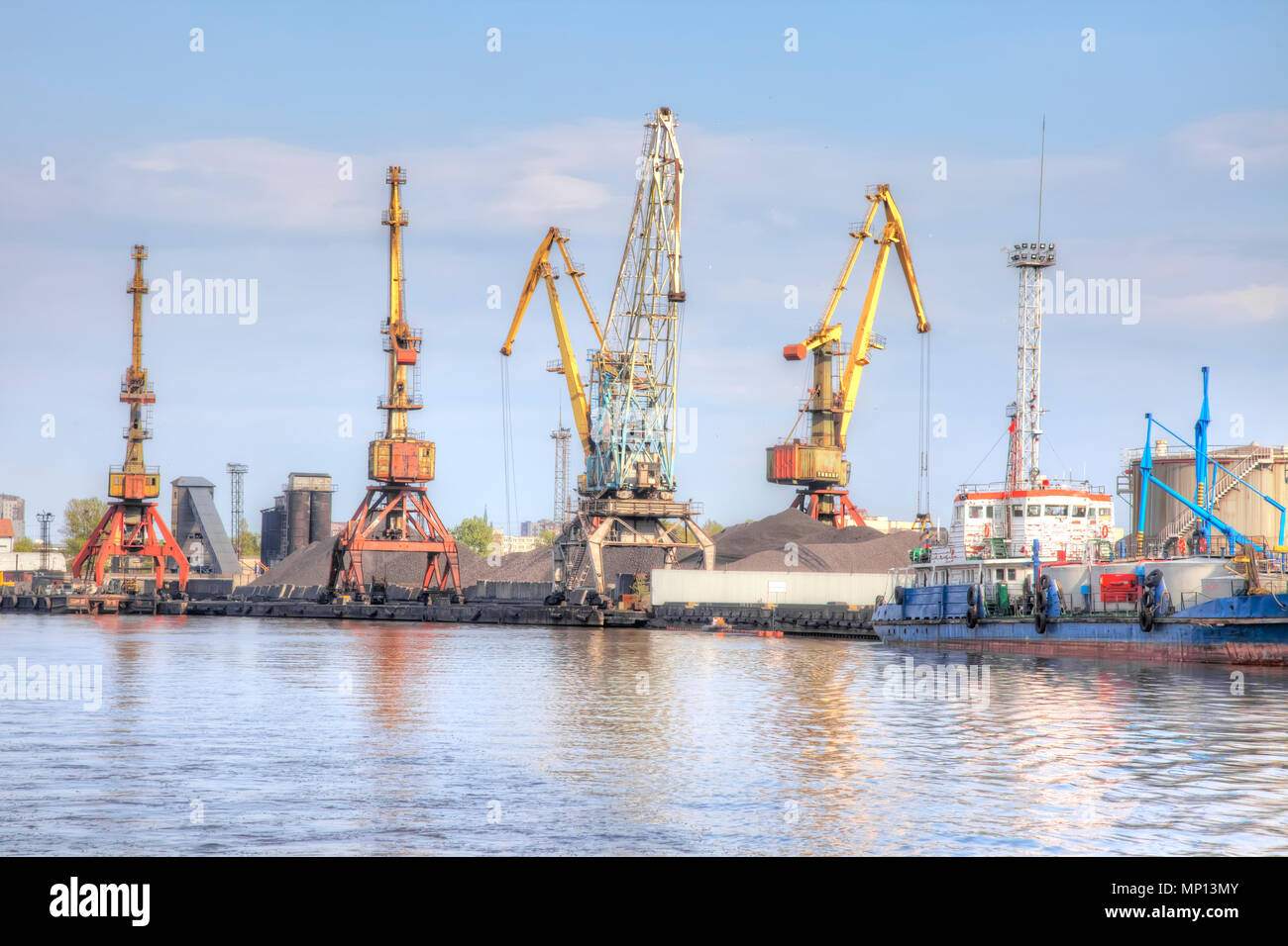 Portal cranes hi-res stock photography and images - Alamy
