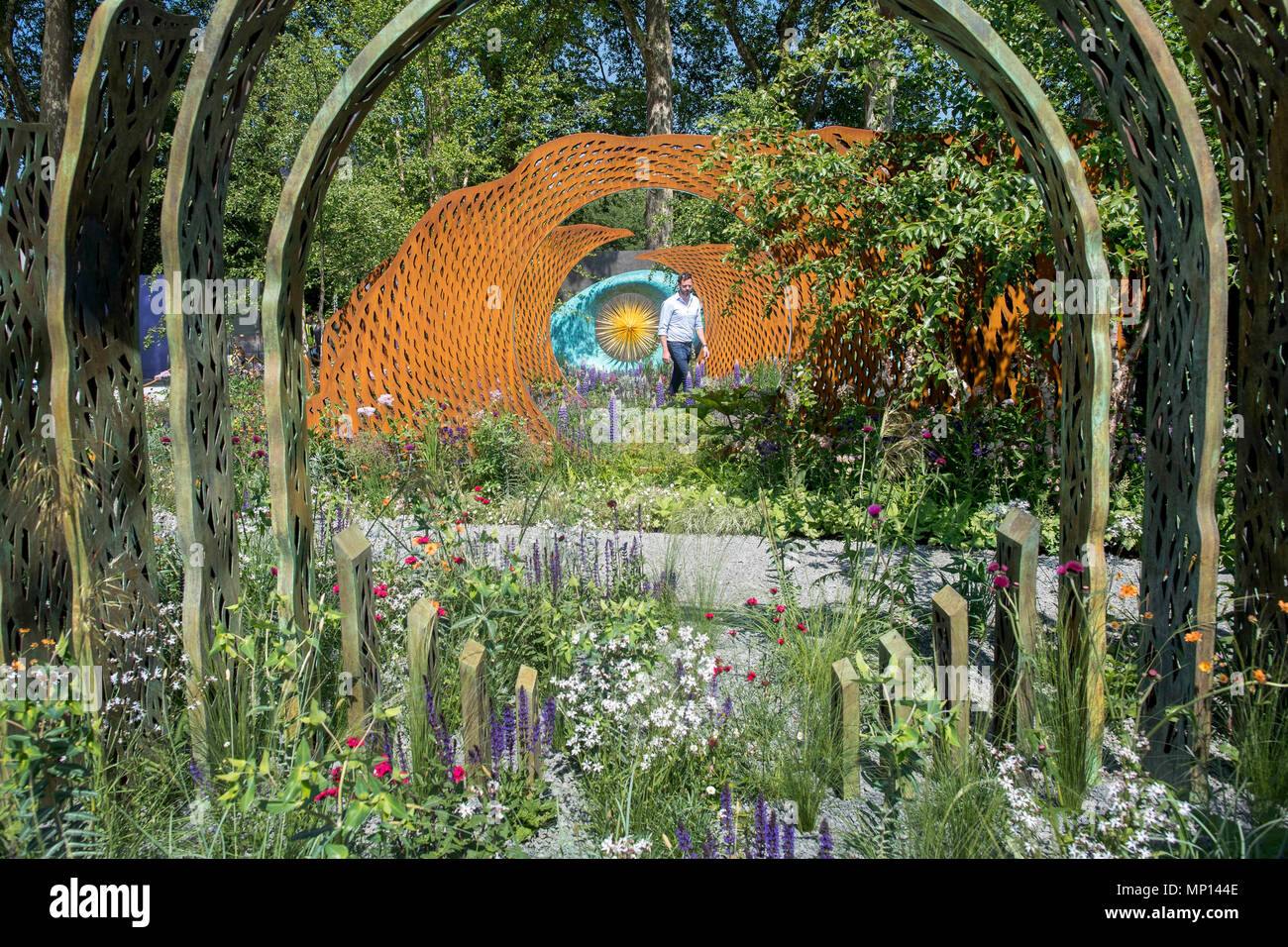 The savills and david harber garden at chelsea flower show hi-res stock ...