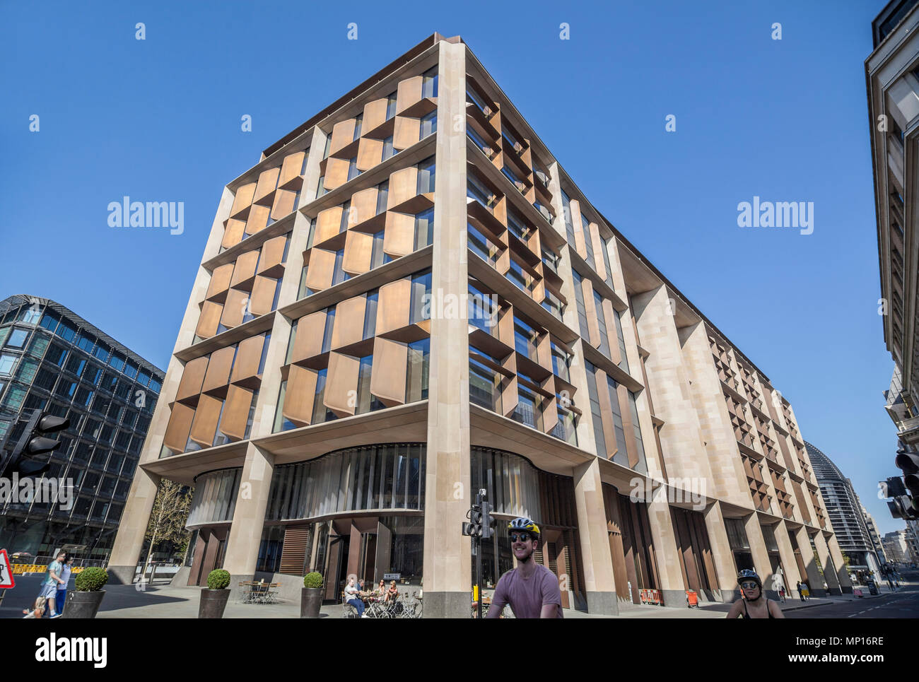 At the bloomberg london building hi-res stock photography and images ...