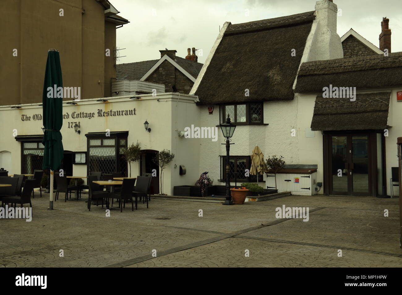 Weston super mare cottage with thatched roof hi-res stock photography ...