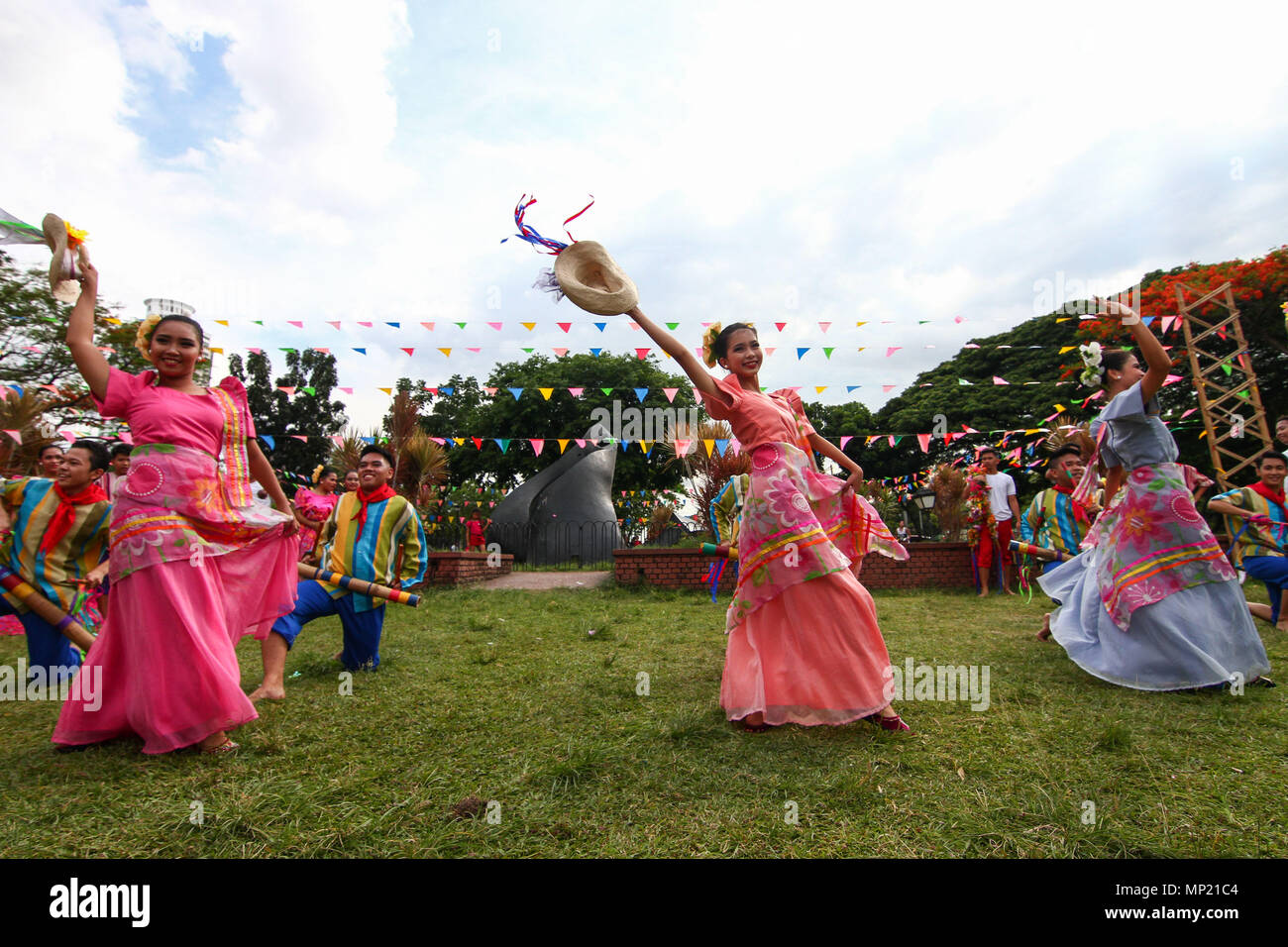 Philippines. 20th May, 2018. Dancers perform Filipino dances wearing ...